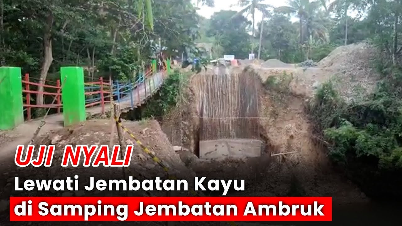 UJI NYALI Lewati Jembatan Kayu di Samping Jembatan Ambruk Cina - Harian ... UJI NYALI Lewati Jembatan Kayu di Samping Jembatan Ambruk Cina - Harian ...